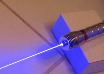 Sale a la luz un auténtico sable laser de la mano de StyroPyro, un ...